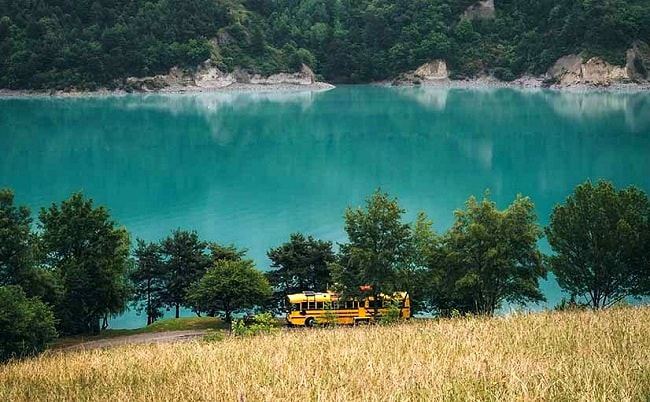 Auberge de jeunesse itinérante en bus "Lets' be Nomads"